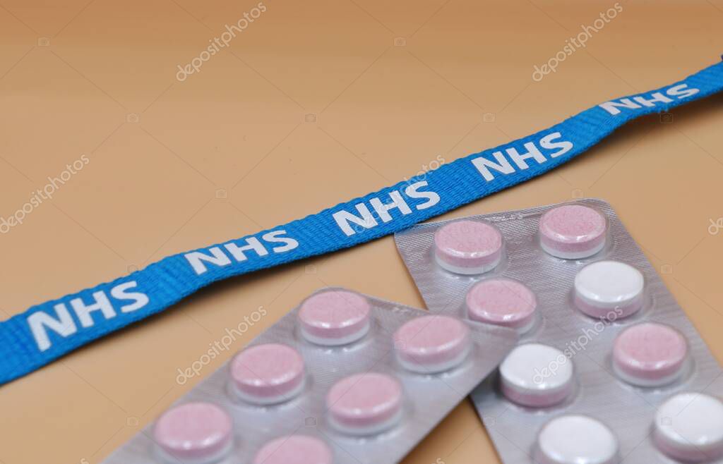 10 de enero de 2022, Inglaterra Logotipo del servicio del NHS en una ...