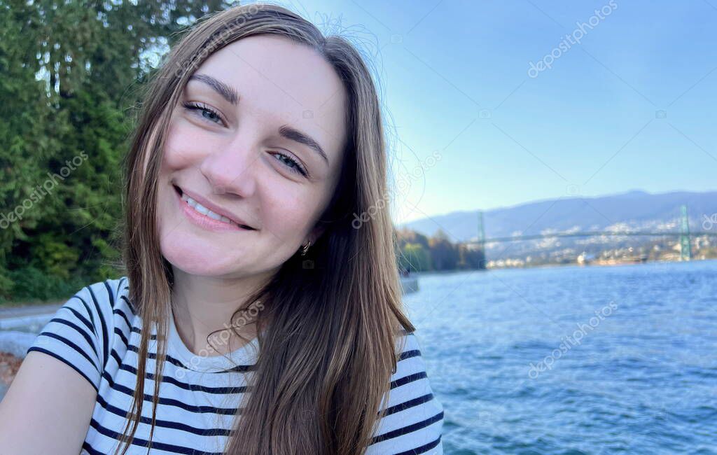 joven de 25 años de edad se sienta y se sorprende, abrió la boca de par ...