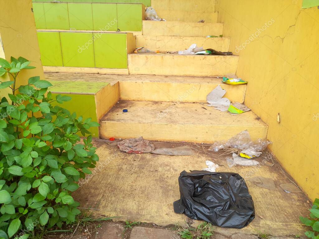 residuos de plástico, papel, cartón dispersos en las escaleras del ...