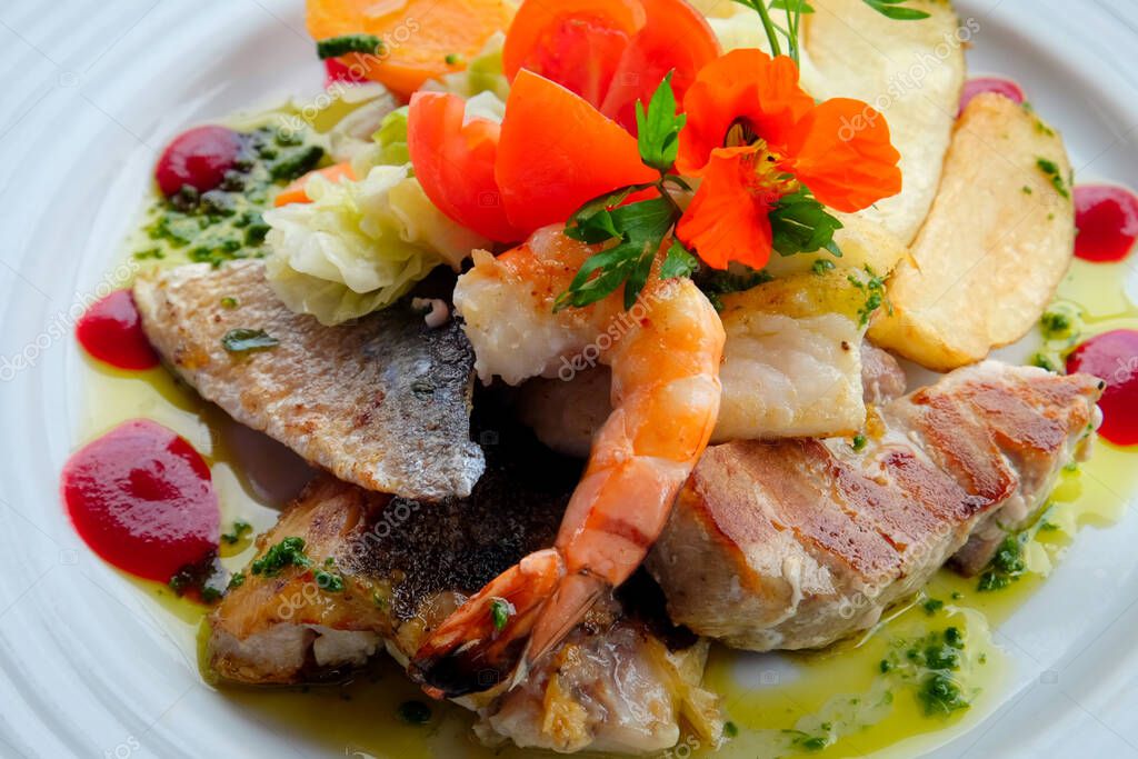 Delicioso plato de pescado de la cocina tradicional de la isla de ...