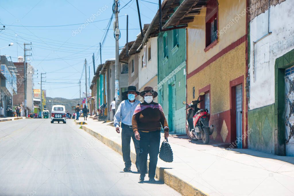 Puquio, Perú - Octubre 2021: Vida cotidiana en las calles de un pequeño ...