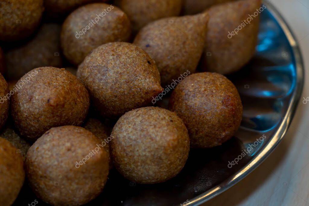 Kibbeh frito o bolas de kibbe comida árabe tradicional. 2022