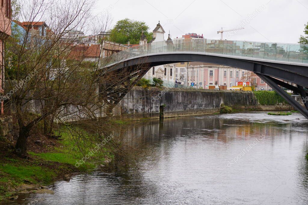 El río Lis abarca la ciudad que se desarrolla hasta la colina donde se encuentra el espléndido ...