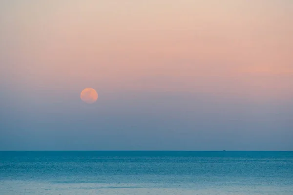 Nascer da lua sobre o mar Stock Photos, Royalty Free Nascer da lua ...