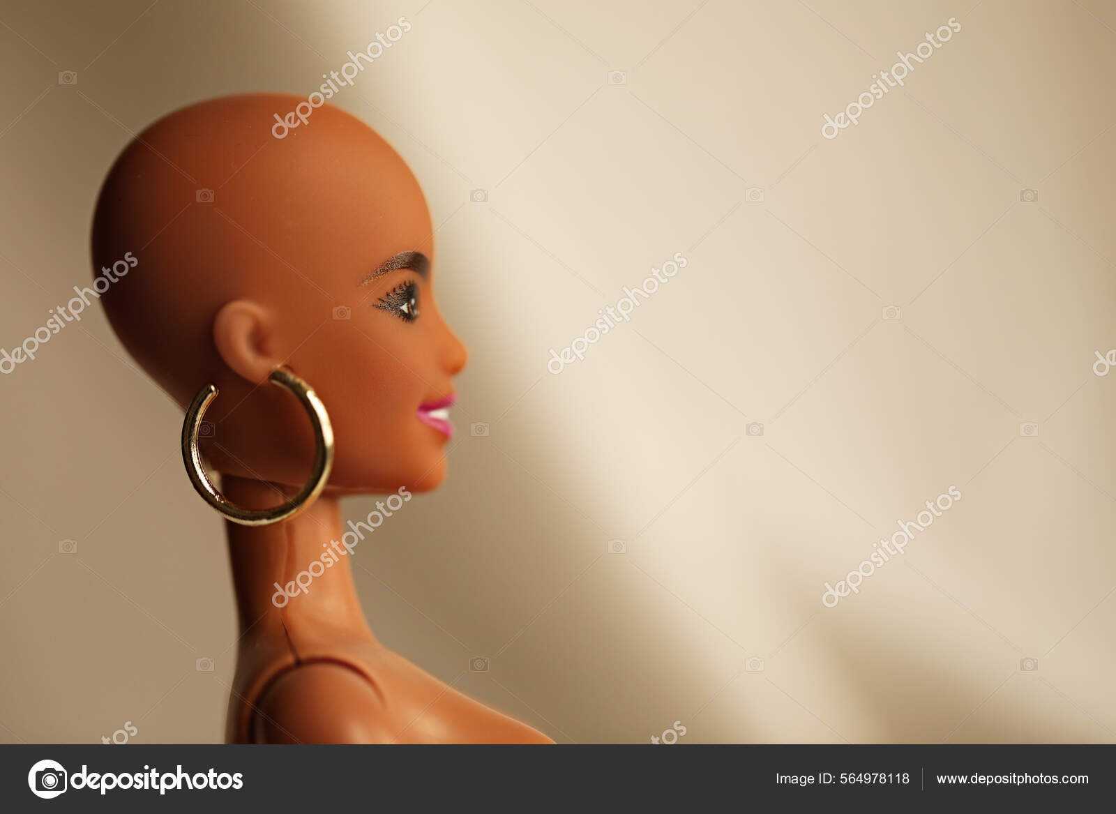 Alopecia. Doll head without hair. Hair and body health concept. — Stock ...