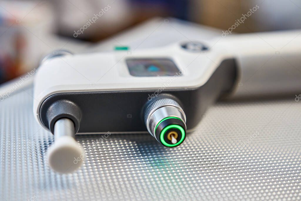 Dispositivo para medir la presión intraocular. Equipos oftálmicos. 2023