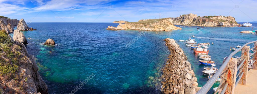 Paisaje marino del archipiélago de las Islas Tremiti desde la isla de ...