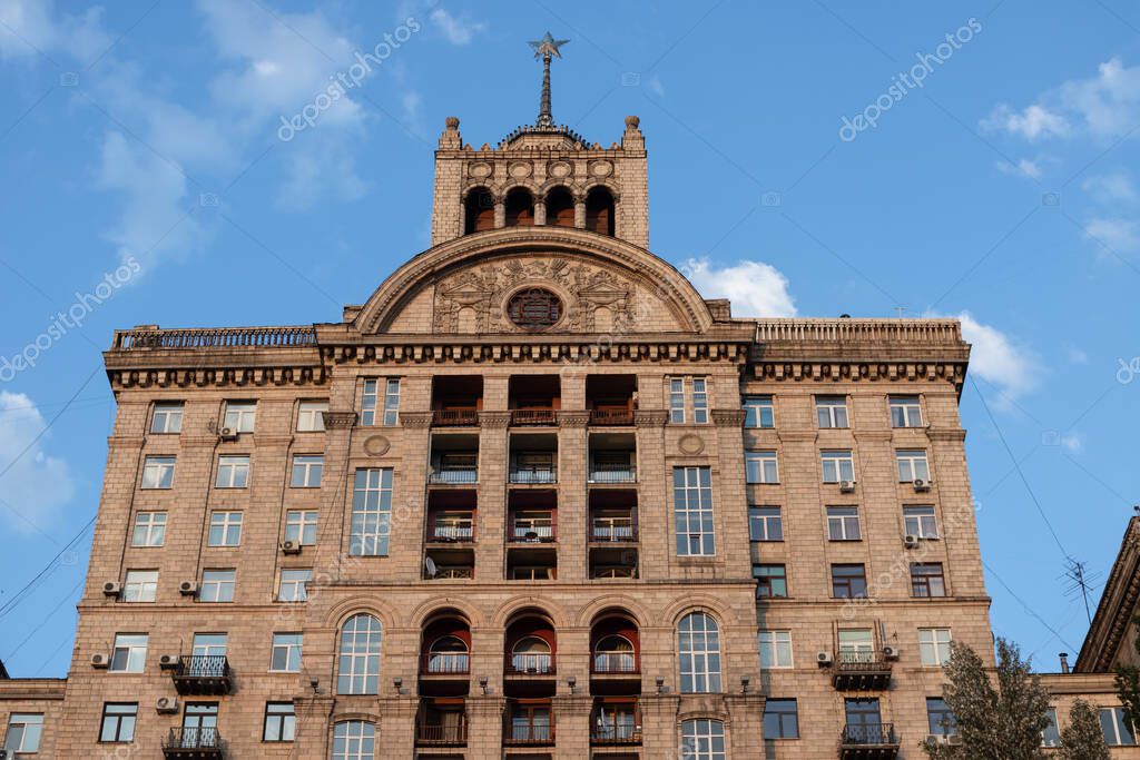 Arquitectura típica del clasicismo soviético en la calle khreshchatyk ...