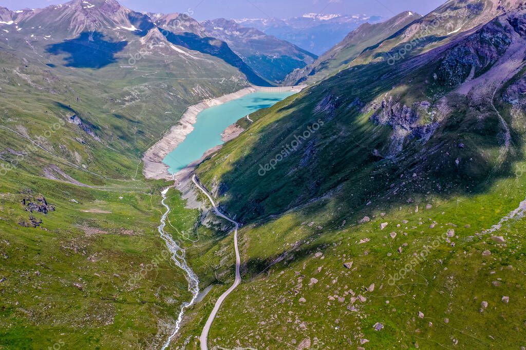 Depósito Lac de Moiry bajo el glaciar Moiry en Valais, Suiza desde el ...