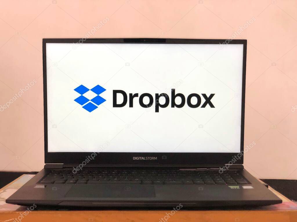 Malang, Indonesia - 19 de mayo de 2022: el logotipo de Dropbox se muestra en la pantalla de la ...