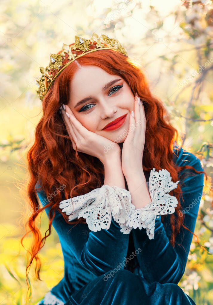 Primer plano retrato feliz mujer pelirroja reina en la corona de oro en ...
