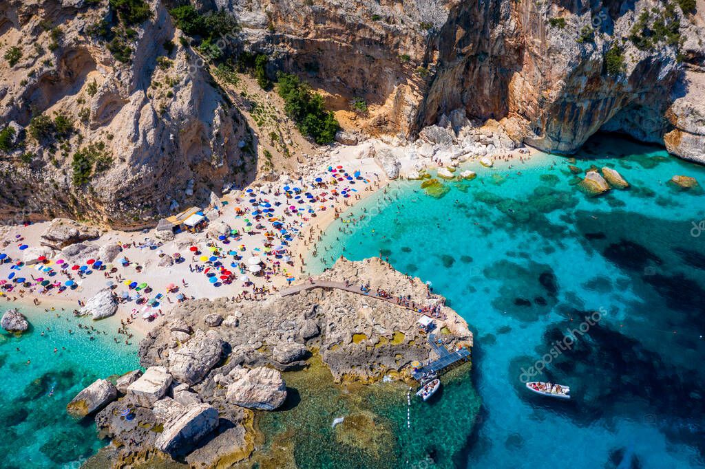 Cala Mariolu vista desde arriba. Cala Mariolu famosa playa. Italia ...