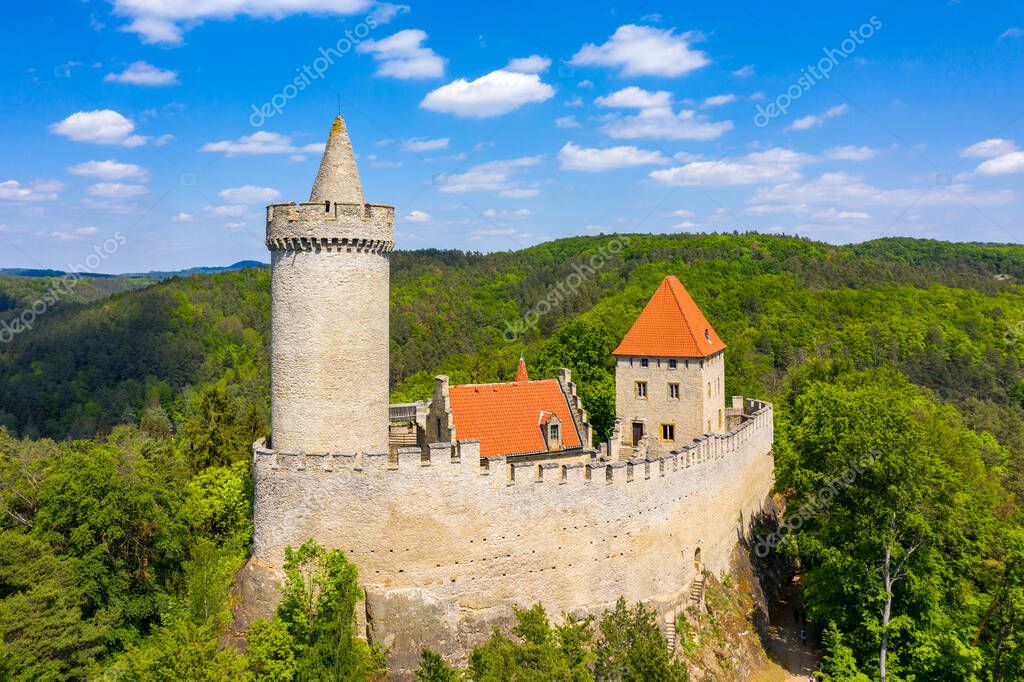 Vista aérea del castillo medieval de Kokorin cerca de Praga en Chequia ...