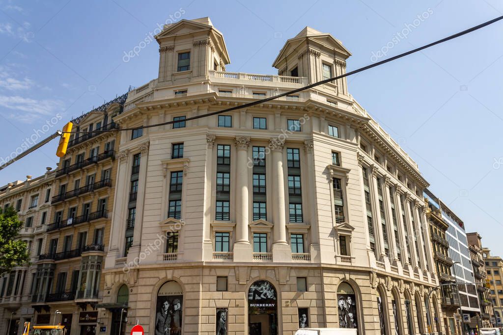 Un plano de ngulo bajo de un antiguo edificio hist rico, en la famosa avenida Passeig de Gracia ...