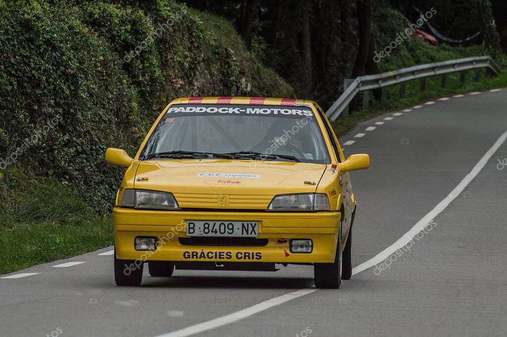 hatchback va rápido en el rallye de asfalto. Peugeot 106 Rally 2023