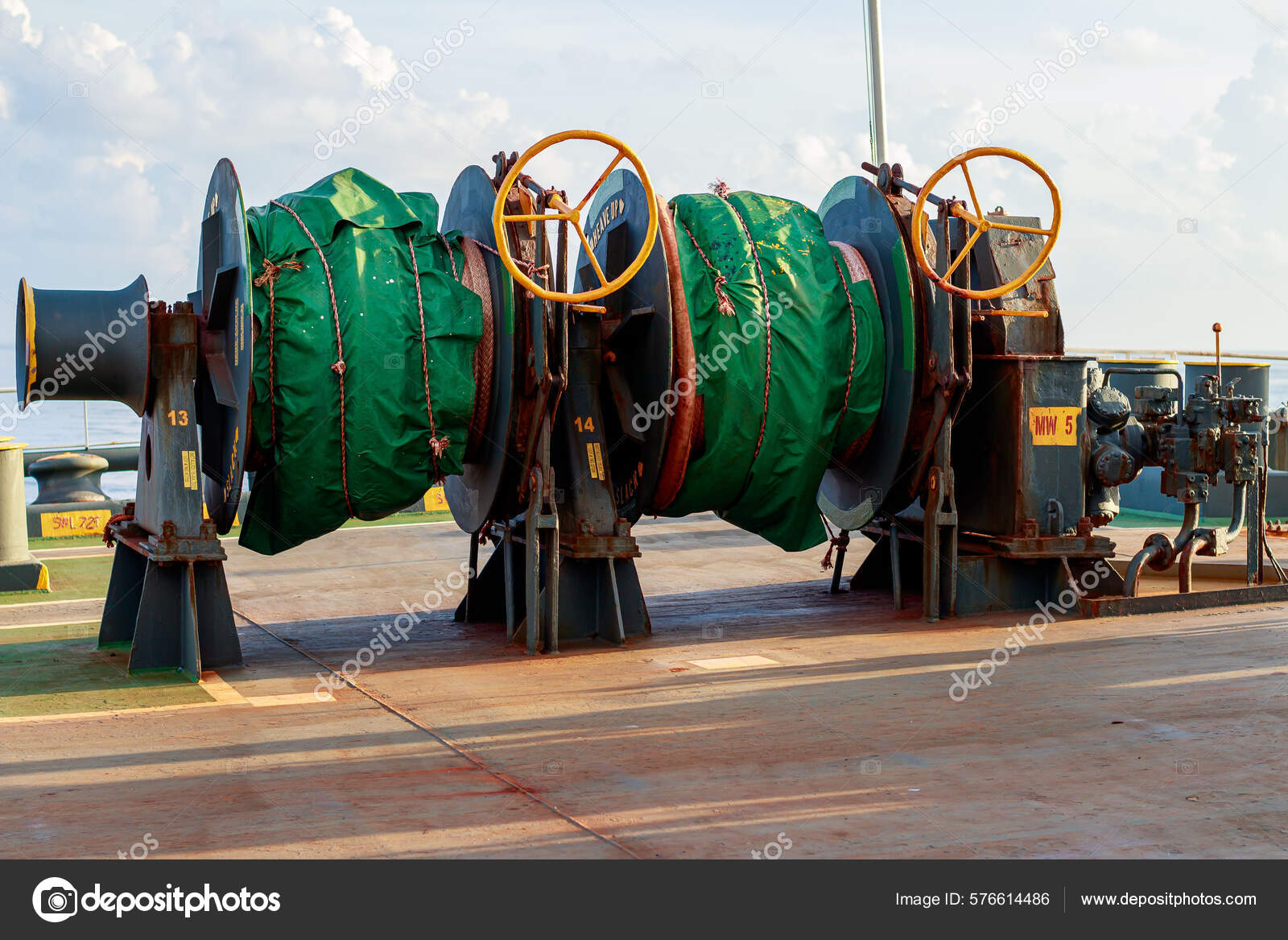 Guindeau Treuil D'un Navire Fixé Par Des Amarres Sous Ciel — Photo ...