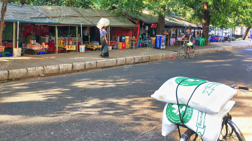 Una señora con un saco en la cabeza y caminando por los pequeños ...
