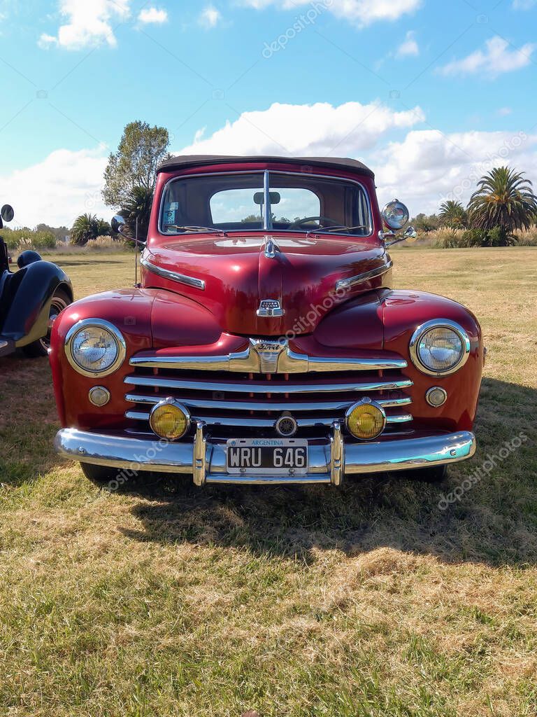 Antiguo Ford Super DeLuxe 8 rojo convertible 1946 1948 en el campo ...