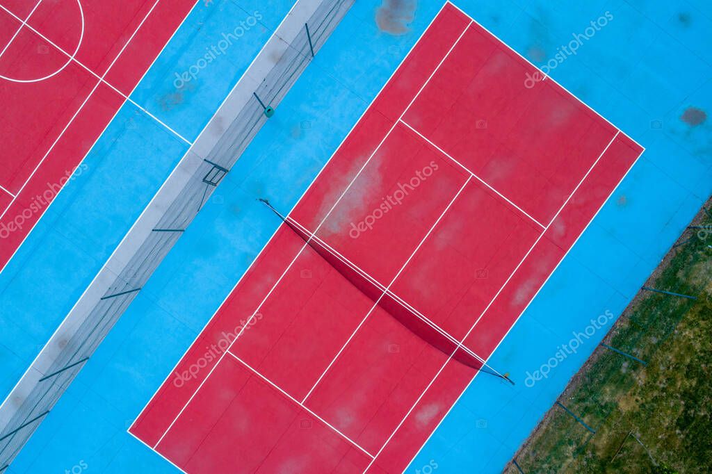 Vista aérea de pistas de tenis rojas y azules, deportes de raqueta 2023