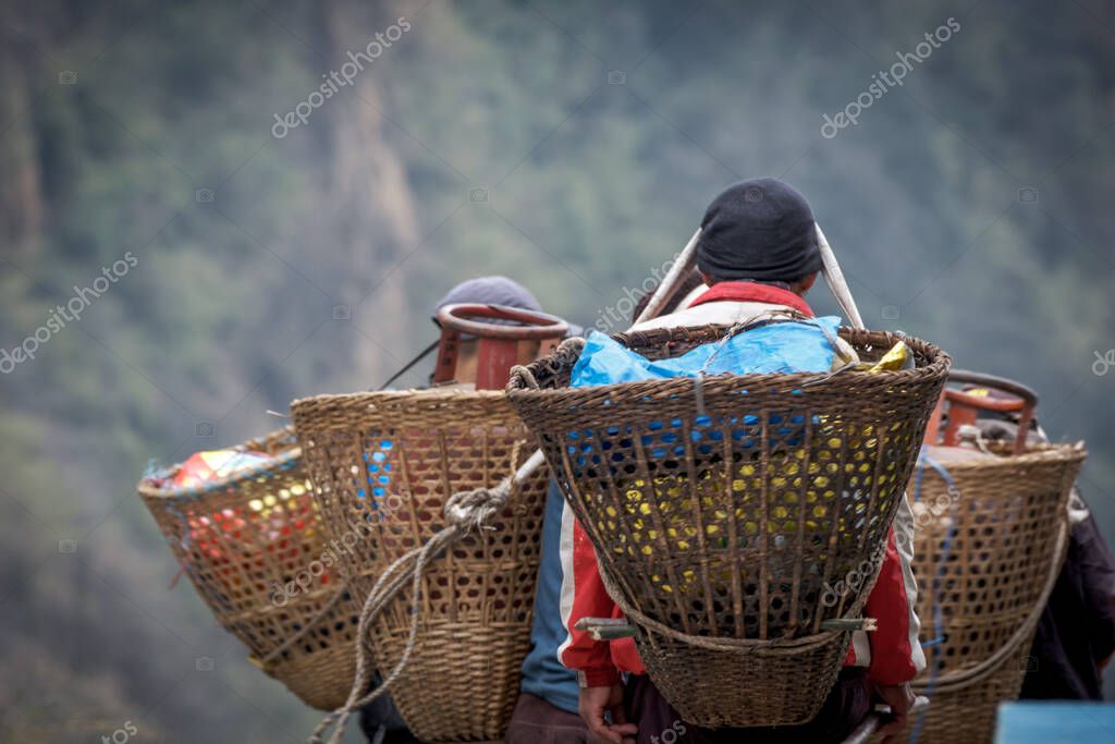 Los sherpas llevan suministros a la aldea en la cordillera de Annapurna ...