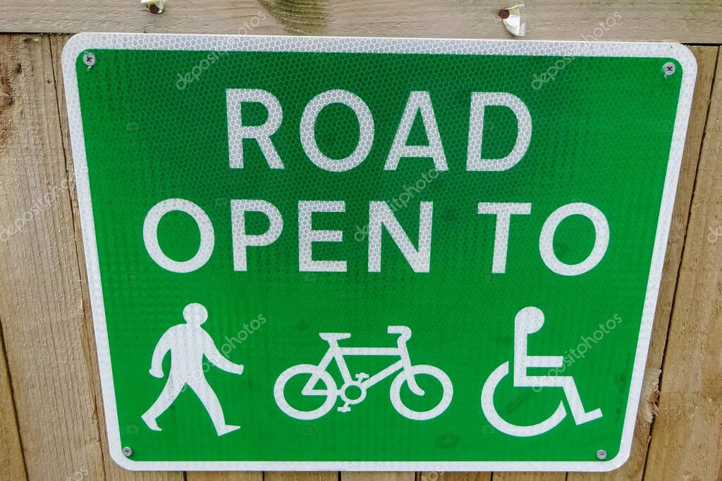 Un letrero en un puente peatonal muestra que está abierto a caminantes ...