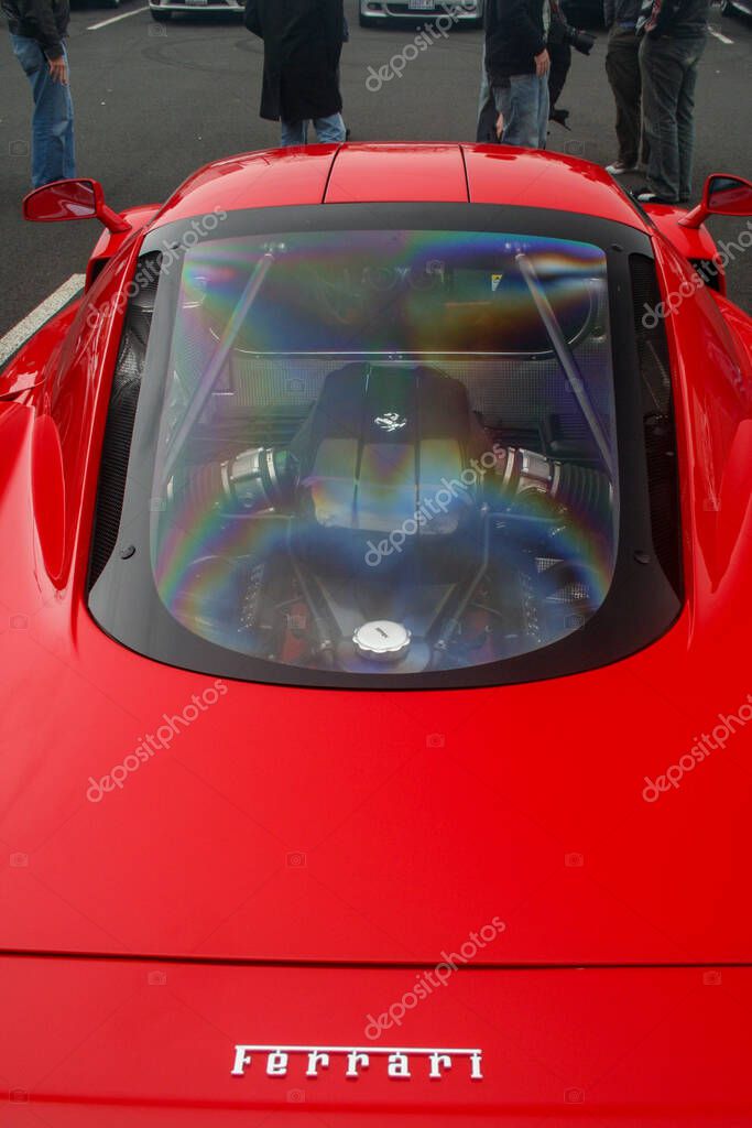 Un primer plano de la parte trasera de una bahía de motores Red Ferrari ...