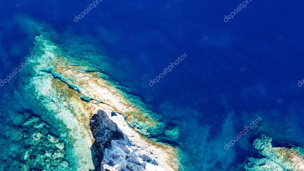Latina 2022. Vista aérea de la costa escarpada y el hermoso mar ...