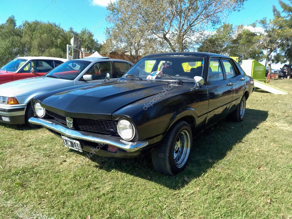 Viejo Ford Maverick negro sedán de cuatro puertas 1971 1977 estacionado ...