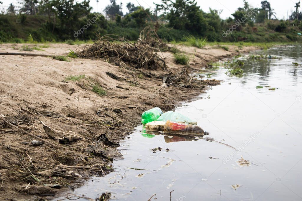 Objetos basura arrojados en el agua del río está contaminando el agua ...