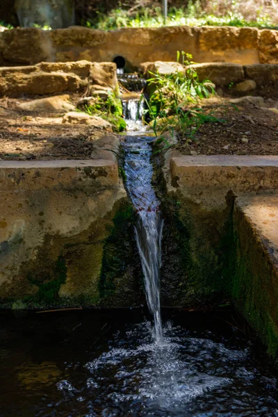 Fuente natural fotos de stock, imágenes de Fuente natural sin royalties ...