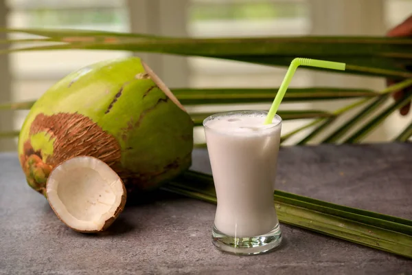 Refresco de coco tropical fotos de stock, imágenes de Refresco de coco ...