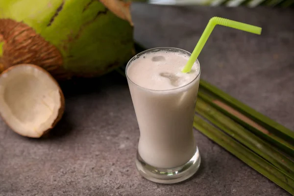 Refresco de coco tropical fotos de stock, imágenes de Refresco de coco ...