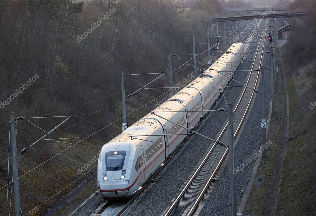 tren eléctrico de alta velocidad que pasa por la ruta de tránsito ...