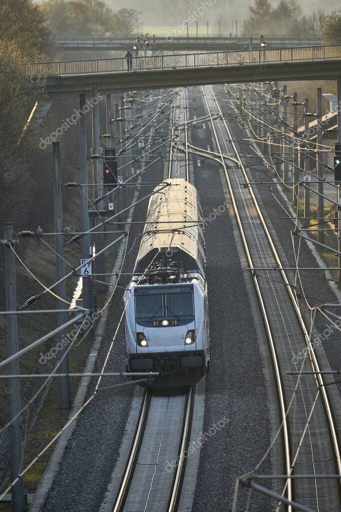 tren eléctrico de alta velocidad que pasa por la ruta de tránsito ...