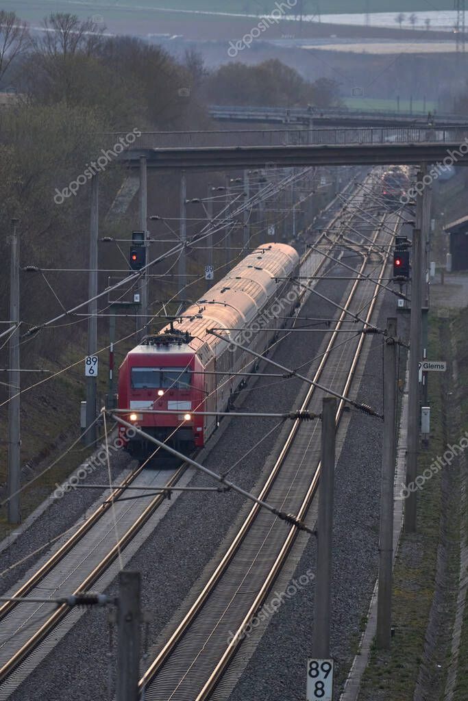 tren eléctrico de alta velocidad que pasa por la ruta de tránsito ...