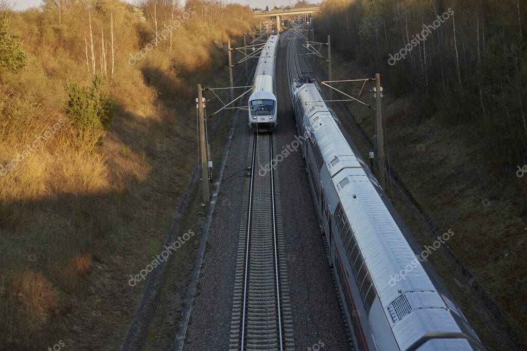 tren eléctrico de alta velocidad que pasa por la ruta de tránsito ...