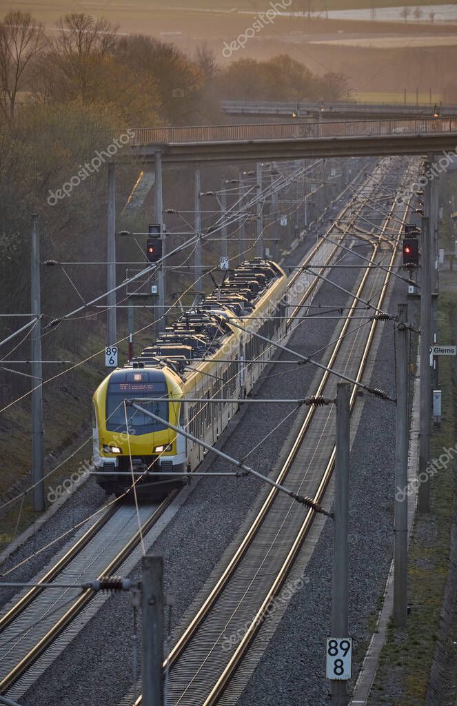 tren eléctrico de alta velocidad que pasa por la ruta de tránsito ...