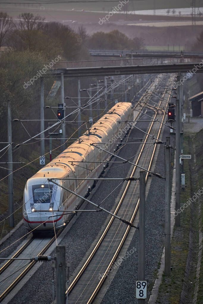 tren eléctrico de alta velocidad que pasa por la ruta de tránsito ...