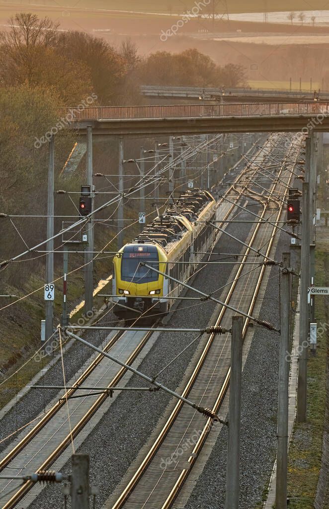 tren eléctrico de alta velocidad que pasa por la ruta de tránsito ...