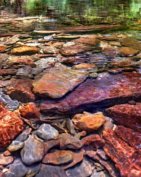 El agua en las rocas Stock Photos, Royalty Free El agua en las rocas ...