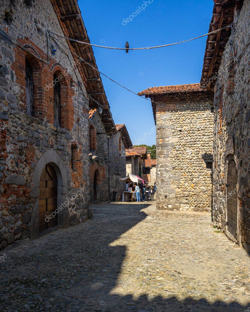Foto vertical del típico pueblo medieval Ricetto di Candelo, región del ...