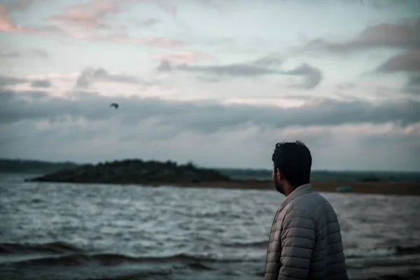 Man facing sea fotos de stock, imágenes de Man facing sea sin royalties ...