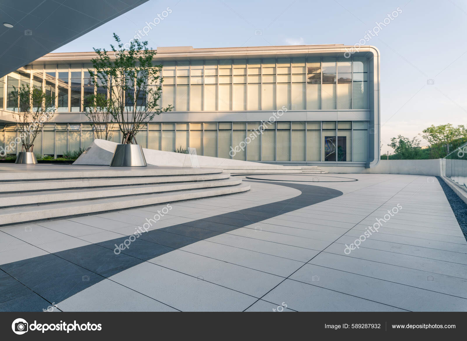 White Empty Ground Floor Front Modern Office Building Exterior — Stock ...