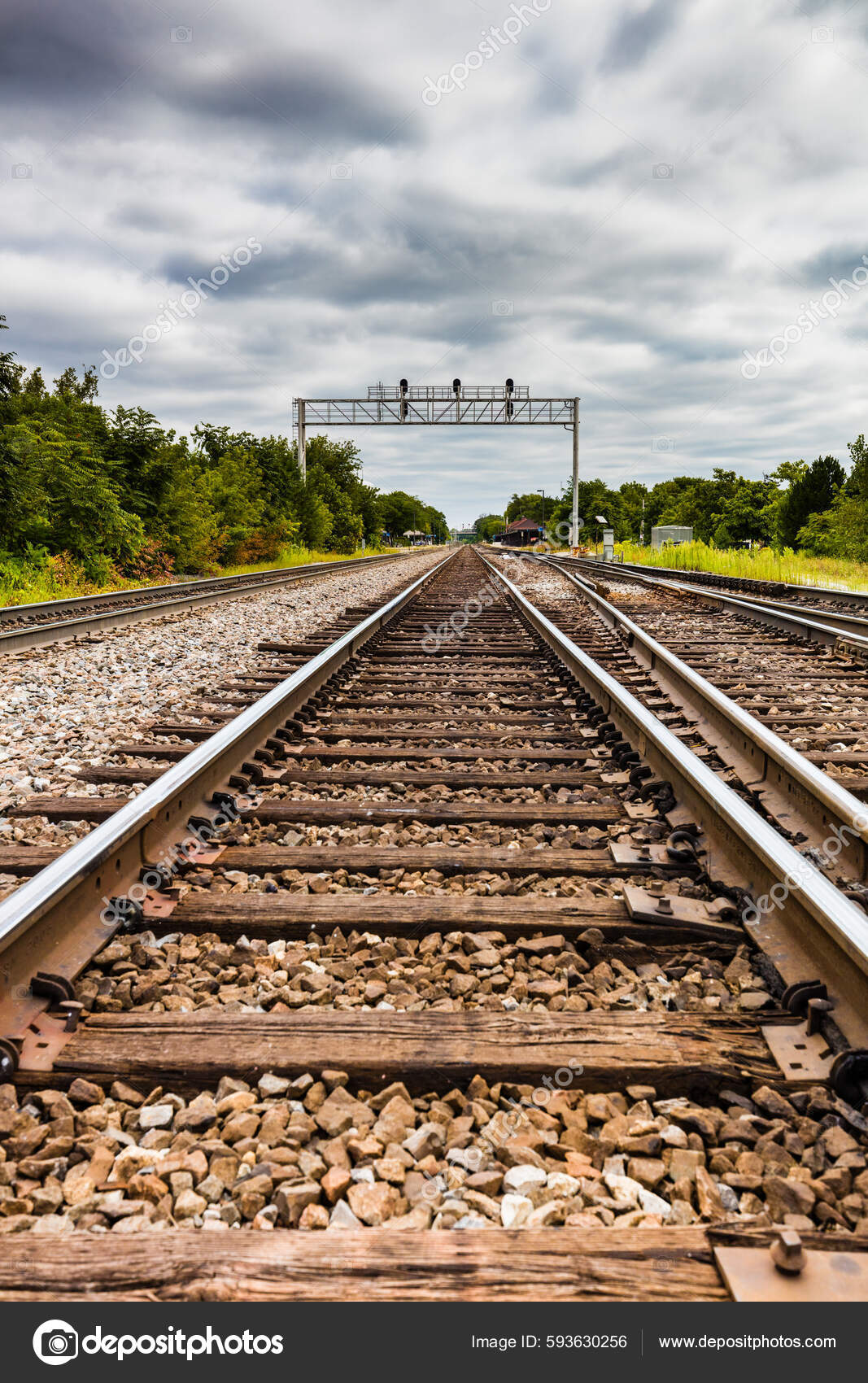 Una Vía Férrea Tránsito Con Señal Sobre Las Vías Contra — Foto de stock ...