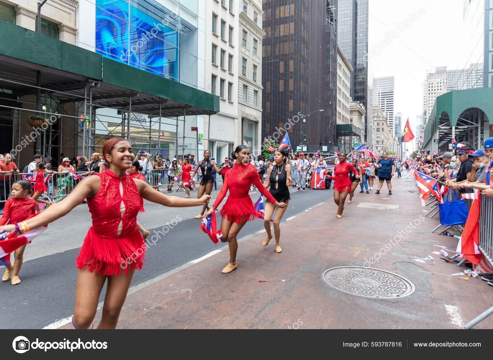 Kerumunan Orang Merayakan Parade Hari Puerto Rico 2022 Jalan Jalan ...