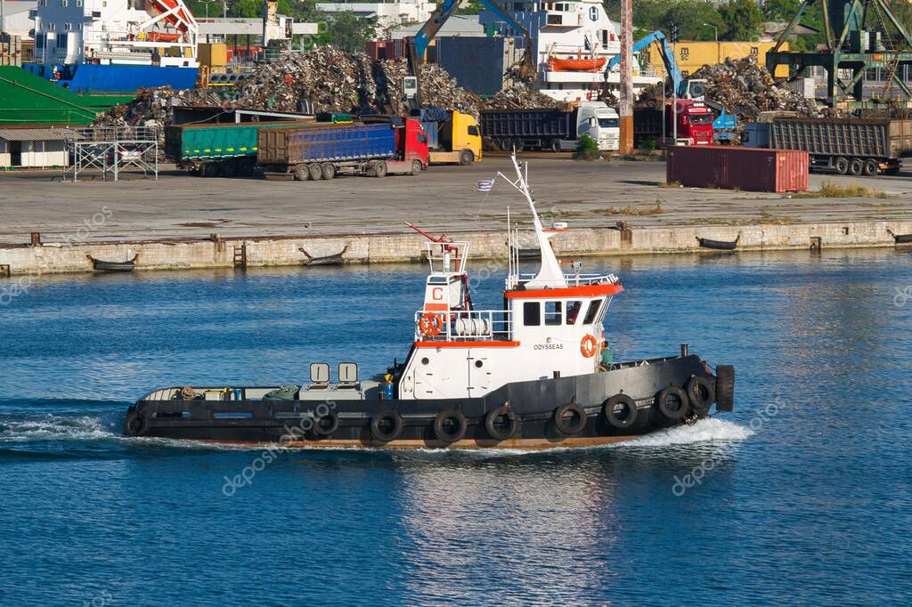 remolcador un barco pequeño y potente utilizado para empujar o tirar de barcazas o para ayudar a ...