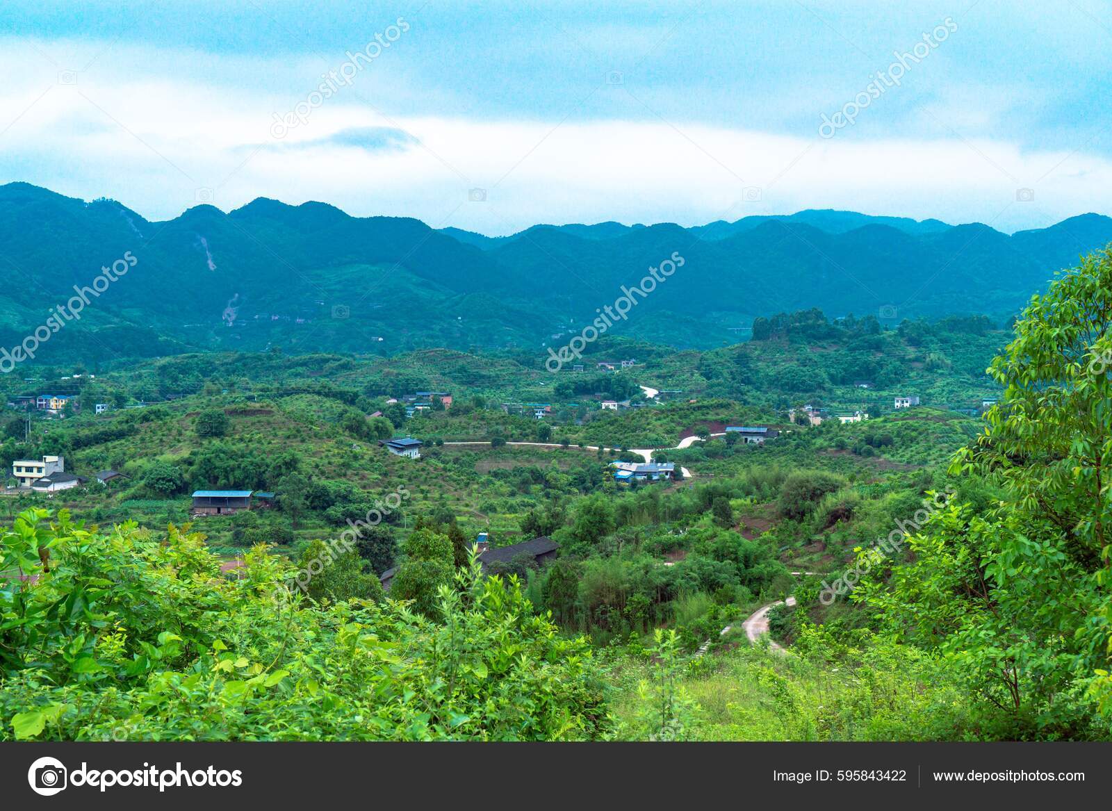 Mountain Range Landscape Covered Vegetation Some Houses — Stock Photo ...