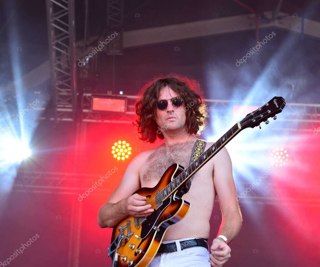 Banda de rock con sede en Bristol Los 45 en actuación en el Bristol ...