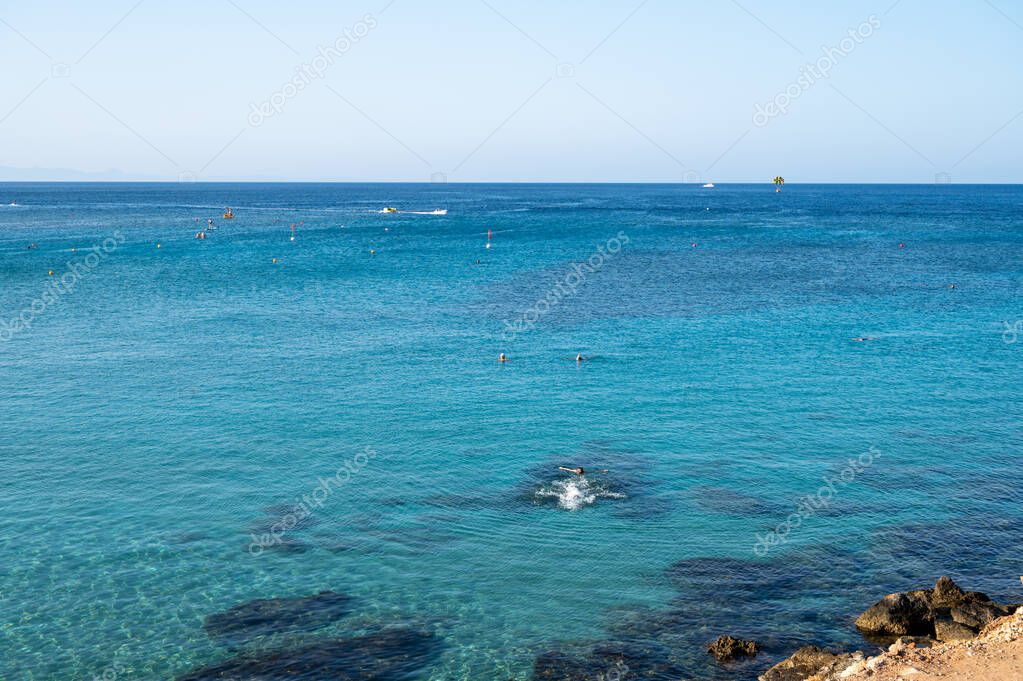 Agua de mar cristalina en pequeña bahía rocosa cerca de la playa de la ...