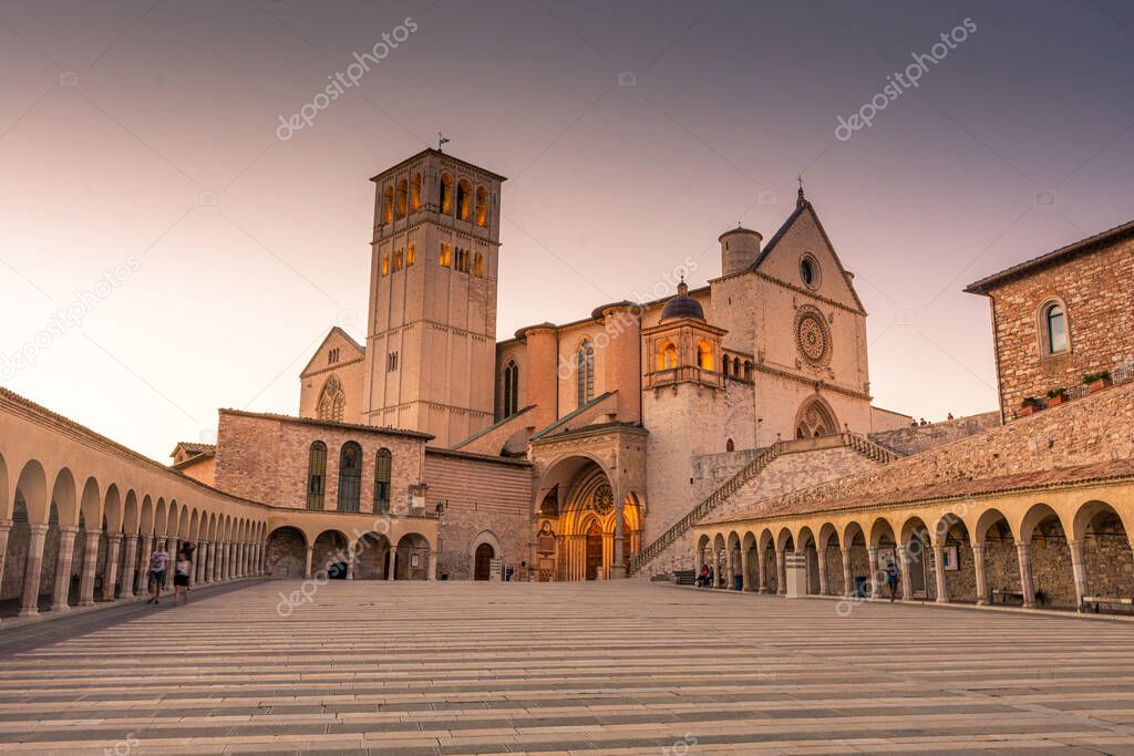 ASSISI, ITALIA, 6 DE AGOSTO DE 2021: Puesta de sol sobre la Basílica de ...